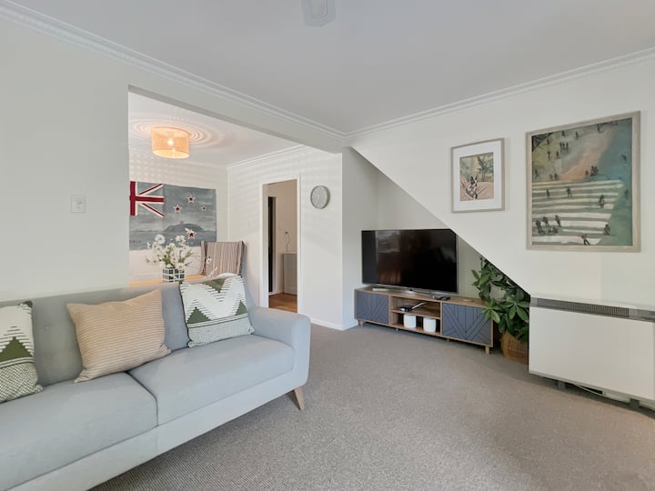 6 Beds. 2 Bathrooms. Private. - Duvauchelle