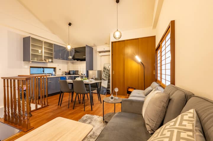 【大阪・福島区】 駐車場&広々バスタブ&24hスーパーの一軒家/最大5名宿泊可能、ご家族滞在おススメ -