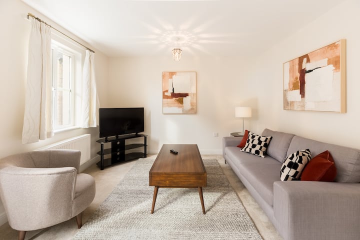 Modern & Stylish Family Home | Private Garden - Sudeley Castle