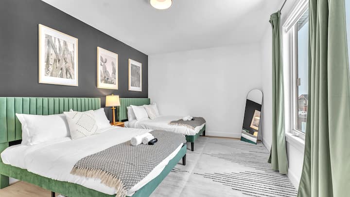 Large 3 Bed/2-bath With Parking - London