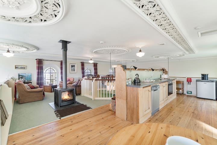 Near Aberdovey | Converted Chapel | 3 Bedrooms - Machynlleth