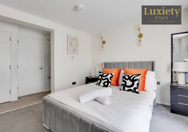 New! Chic & Cozy Studio City Centre- Luxiety Stays - 사우스엔드온시