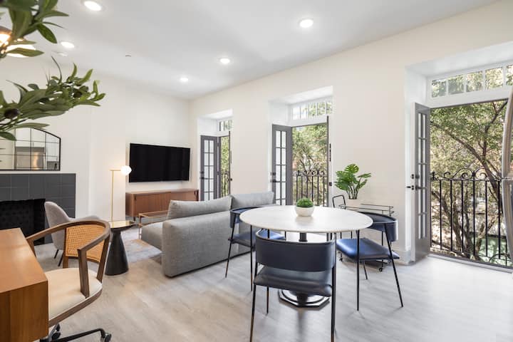 Sosuite | Juliet Balcony 1br Apt W Laundry, Desk - Philadelphia, PA