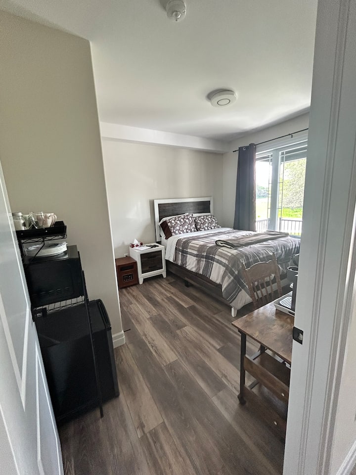 Betty's - Main Floor Bedroom & Private Bath - Fergus