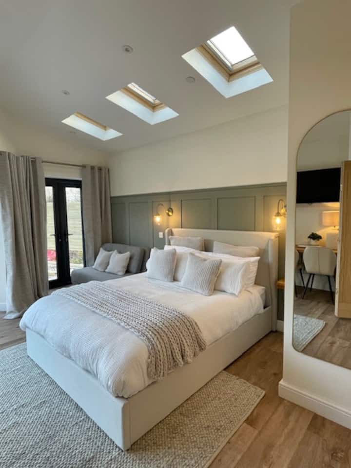 The Summer House - Tiny Home With Hot Tub - Cowbridge