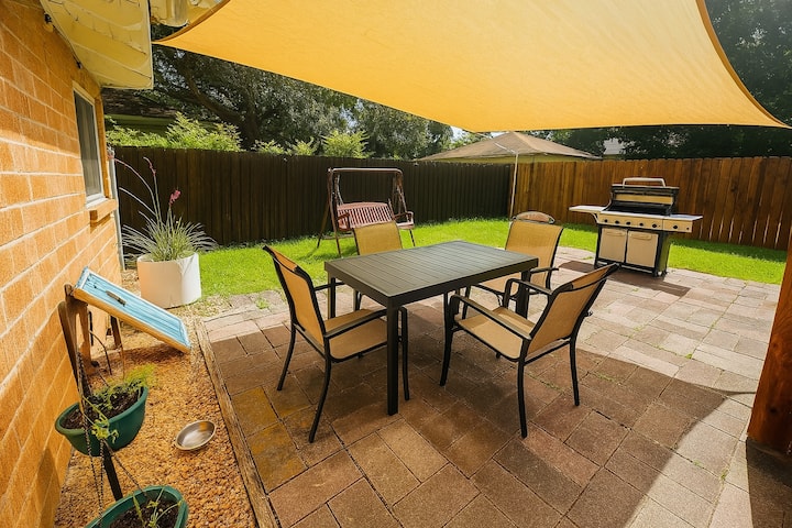 Relaxing Home Near Dfw/patio & Bbq Easy Parking - Grand Prairie, TX