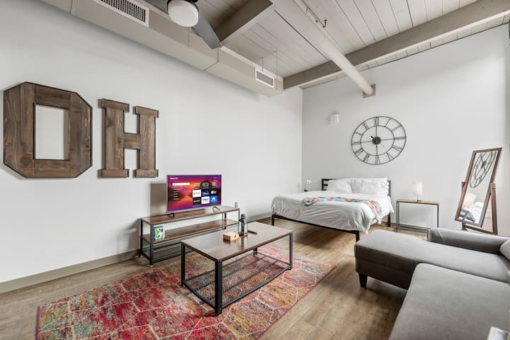 Luxe Dt Home | Wi-fi & Parking - Cleveland, OH