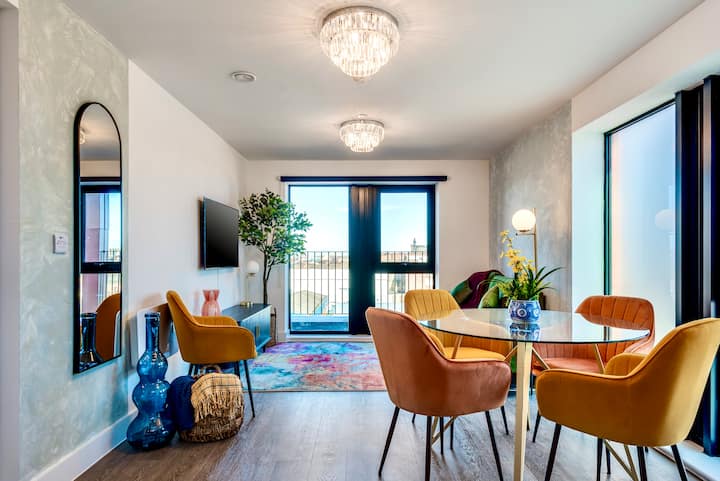 Luxury City Escape – Stylish Apartment & Parking - Liverpool