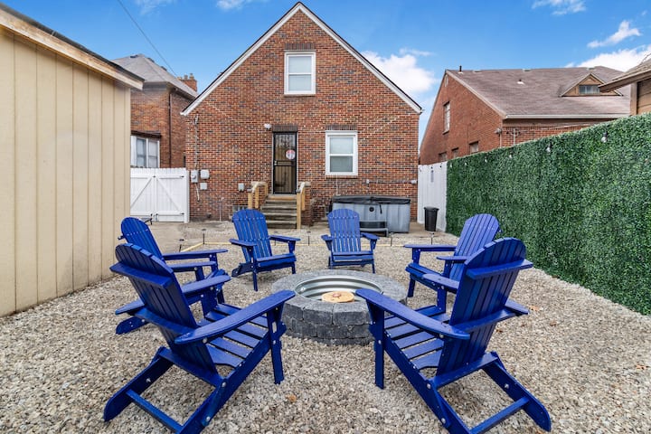 Spacious 5-bd Family Retreat W Relaxing Hot Tub - Detroit, MI