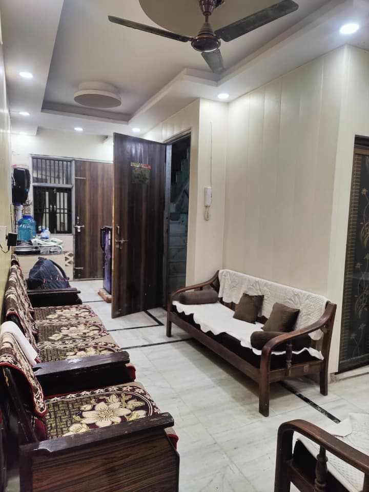 Metro-front Airbnb| Comfy Stay - Delhi