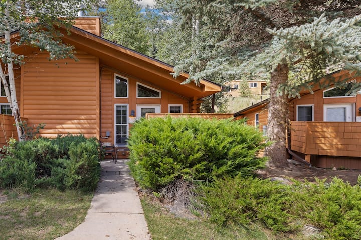 Riverfront 1br W/ Hot Tub - Estes Park, CO