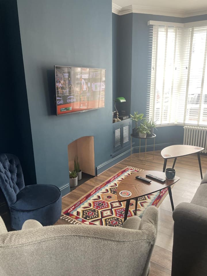 Comfy Arabella Home - Cardiff