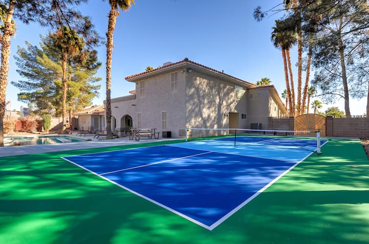 Luxurious Mansion W/pickleball, Arcade, & Pool - Las Vegas, NV