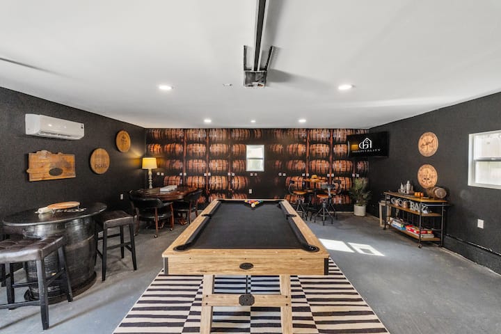 Barrel House: Hot Tub & Game Room - Columbus, OH