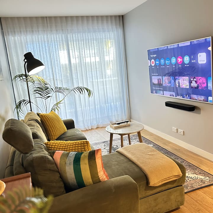 Stylish City-fringe Apartment  Balcony + Workspace - Melbourne