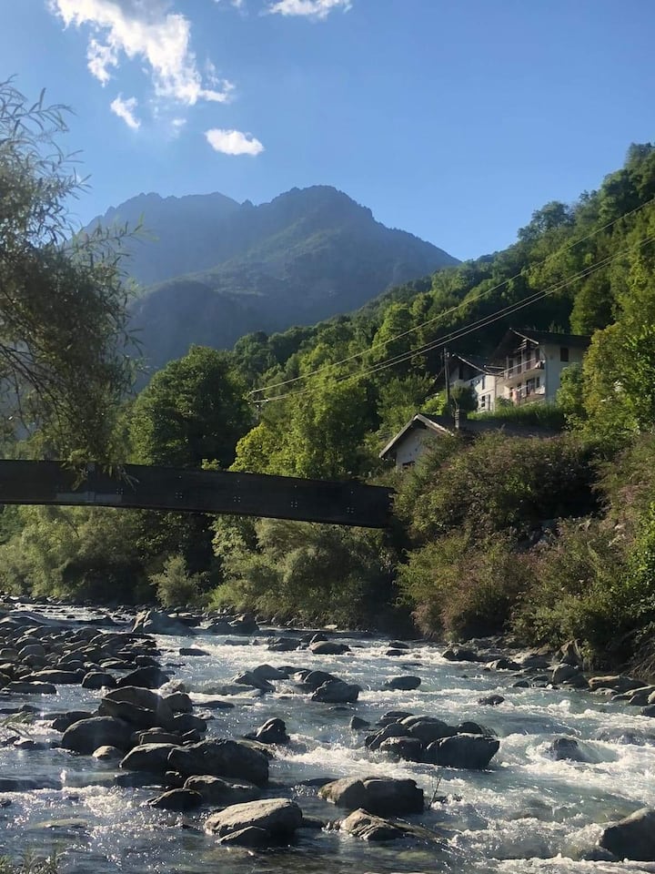Les Cinq Voyageurs Sur La Rivière Dans Les Bois - Ala di Stura