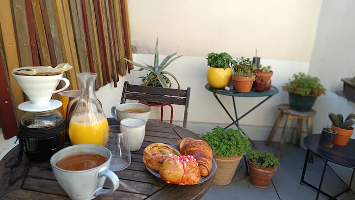 Au Calme Et Central, Avec Sa Terrasse Confortable - Avignon
