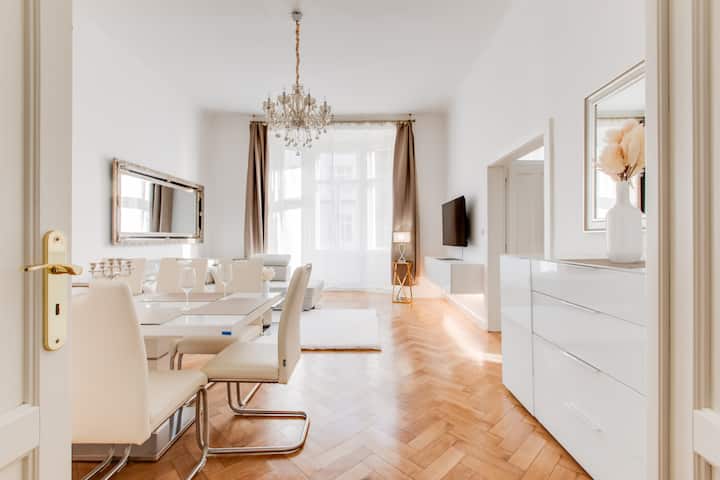 Luxury Riverside Apartment In The Center Of Prague - Prag