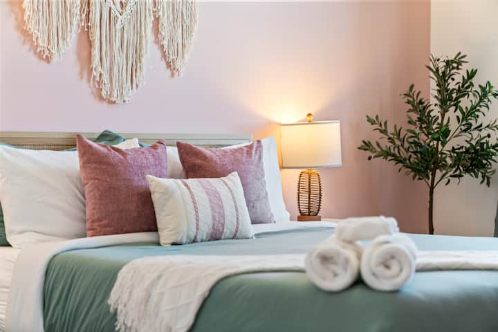 {Surf Shack} ~ Beach ~ Free Parking ~ Sleeps 6 - Aventura, FL