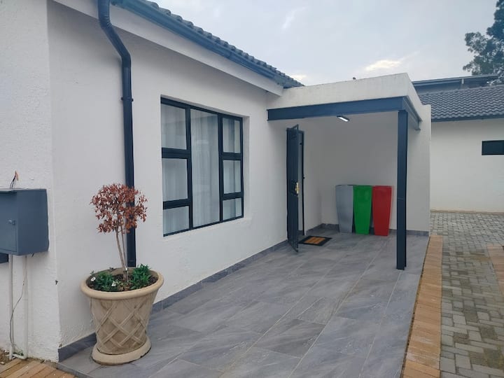 Three Bedroom House | Spacious & Comfortable - Sandton