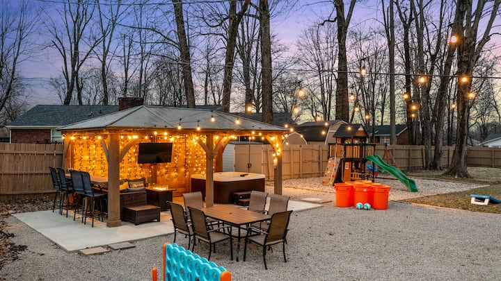 3600sf ~ 2 Kitchens ~ Hot Tub ~ Game Room - Louisville, KY