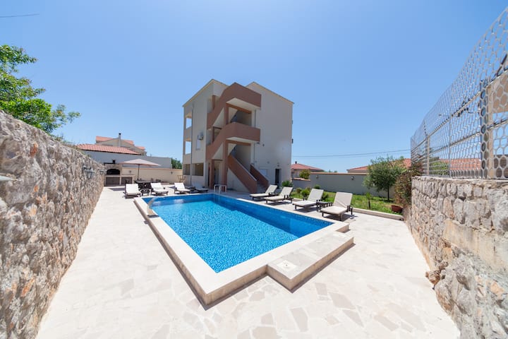 Spacious 5-bedroom Villa With Pool - Montenegro