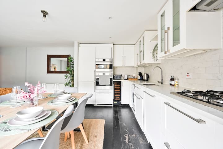 Stylish 2br Apt | Prime Location With Free Wi-fi - London