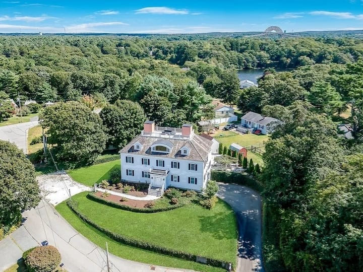 Spacious Coastal Getaway With Stunning Waterviews - Massachusetts