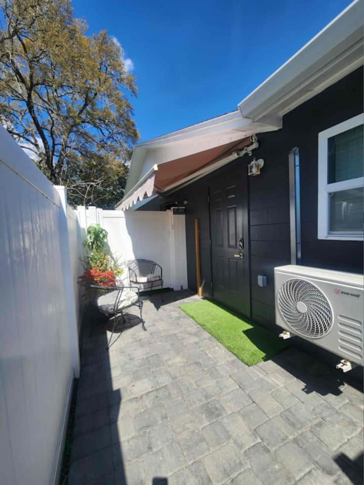 Cozy Retreat - Tampa, FL