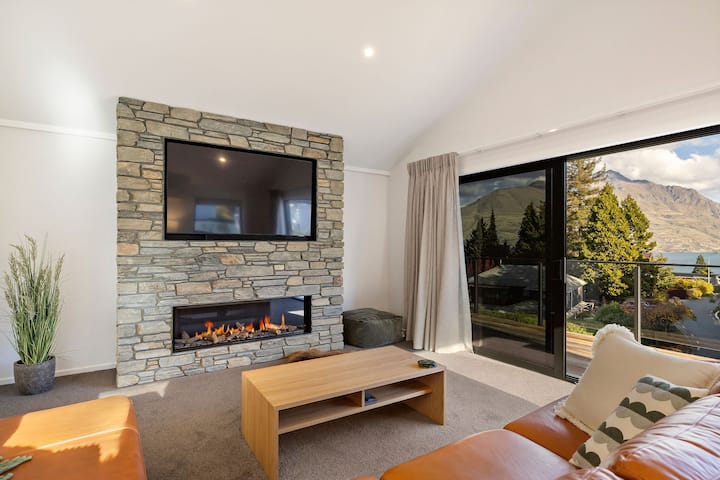 Central With Brand New Architectural Interior - Queenstown, New Zealand