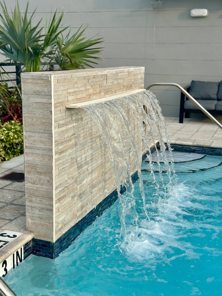 Bay Breeze Penthouse 2bd Apt + Kitchen & Balcony - Aventura, FL