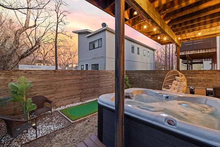 Luxury Downtown Stay | Hot Tub•mini Golf•balcony - Fayetteville, AR