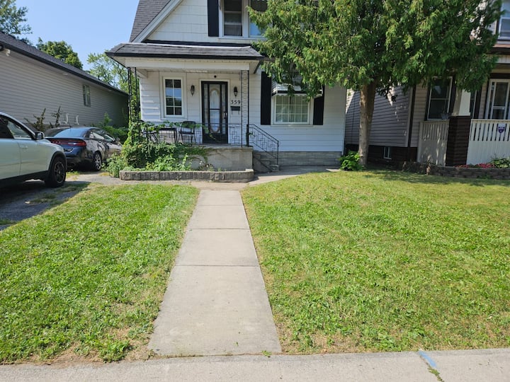 4 Beds W/ New Ac/4 Parking/large Backyard By River - Windsor
