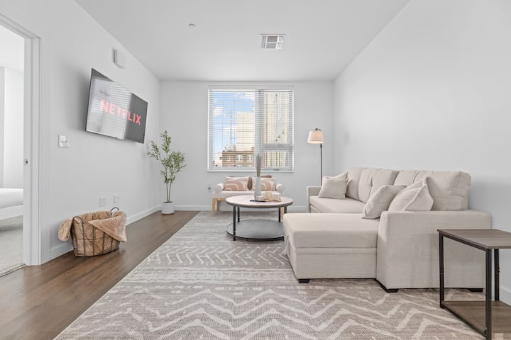 Stylish 1bd Condo I Little Italy I 2 Tv's - Lake Erie, PA