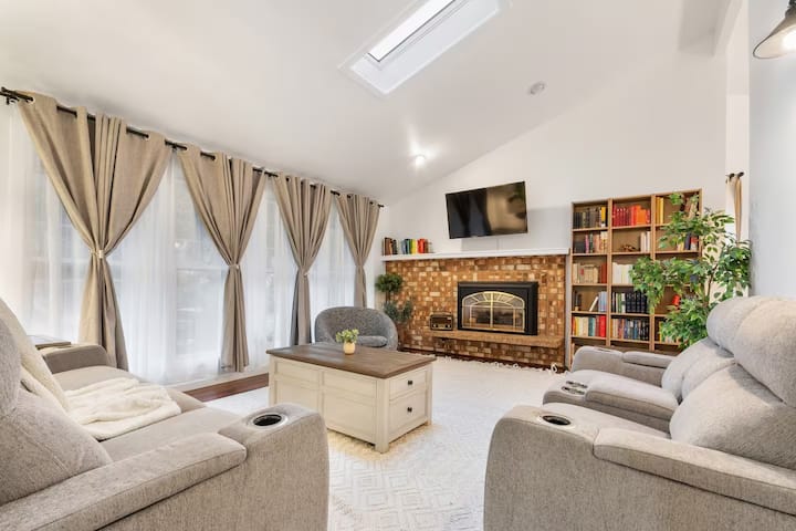 The Cloud Cabin | Spacious Retreat Near Microsoft - Redmond, WA