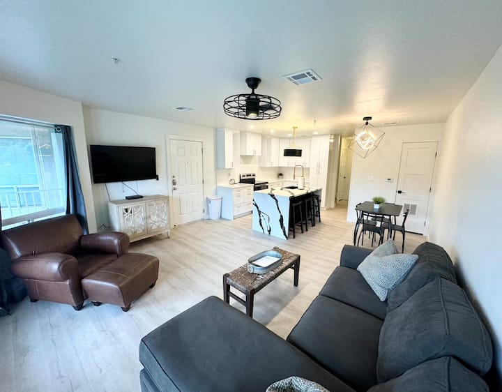 Hill Country Hideout | 4bdrm | Newly Remodeled - New Braunfels, TX