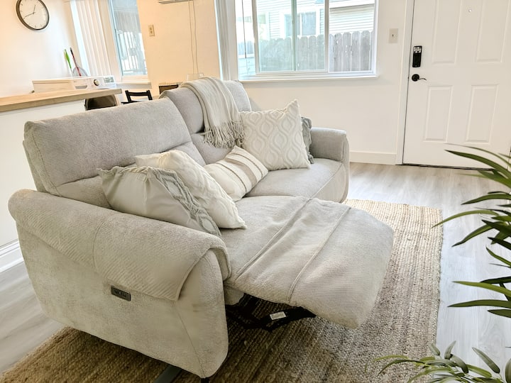 1st Fl Gated Apartment Home - Sacramento, CA