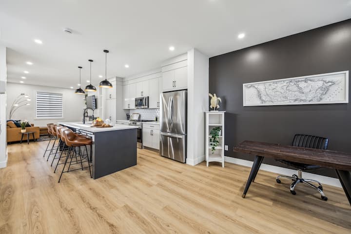 Ultimate Group Stay, 3 King Beds, 2 Suites - Calgary