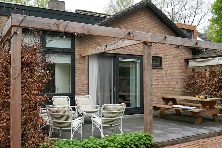 6-person House - Peaceful Nature, Large Garden & Hot Tub - Drenthe