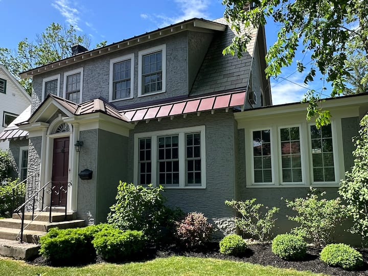 Charming Retreat Steps From Saratoga Race Course - Saratoga Springs, NY