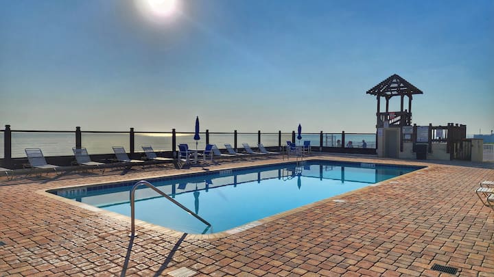 Affordable Studio- 2 Pools On The Beach - Daytona Beach, FL