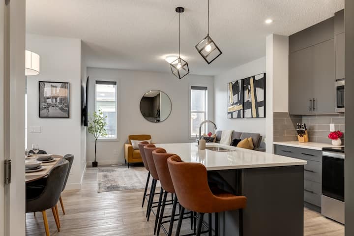 Elegant 4 Bdrm House - Ac | Double Car Garage - Calgary