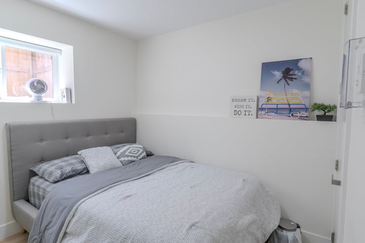 Quietcozy 2br1ba Private Entry Suite Near Skytrain - Vancouver