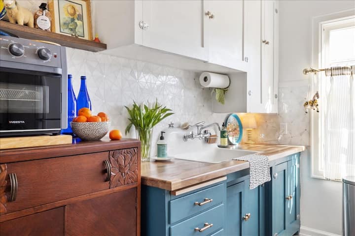 Bo’s Eclectic Antique-modern Pet Friendly W/ Yard - 比靈斯