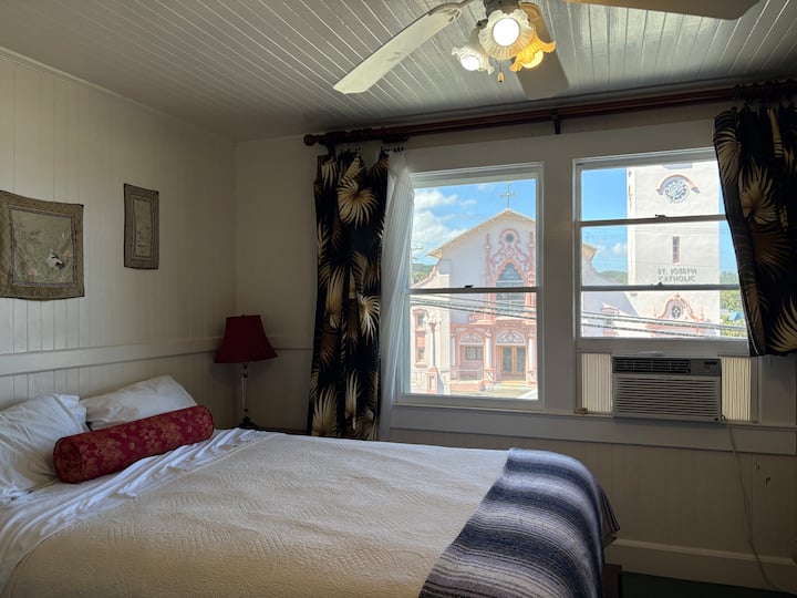 Queen Bedroom In Charming Historic House - Hilo, HI