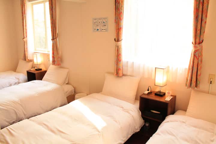 山中湖畔、紅葉に包まれた幻想的な露天温泉の秘境—彩の宿 楓泉 205室 - Mount Fuji