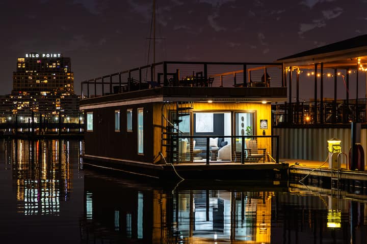Luxe Houseboat: 360° Harbor & Skyline Views - Baltimore, MD