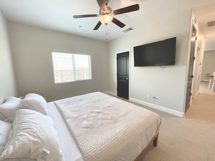 Cozy Quiet Suite - Visalia, CA
