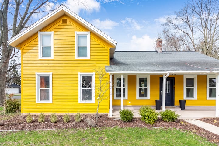 Sunny Farmhouse W/ Fenced Yard & Sunroom - Douglas, MI