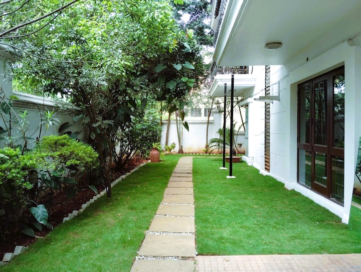 Posh Ac 3bhk Apt With Pvt Lawn Near Mg Road - Bengaluru